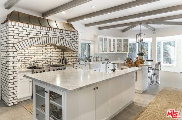 Selena Gomez’s Encino House: Where is Her House Located?