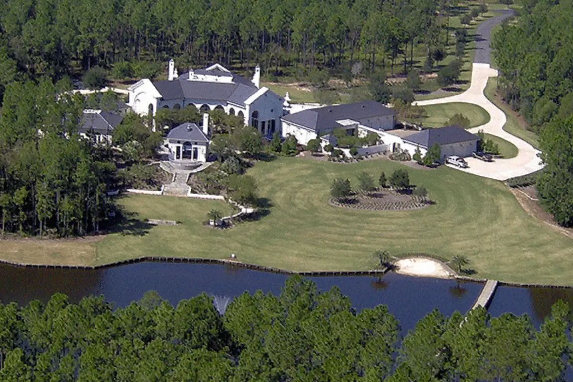 Exploring Brett Favre's House in Mississippi: A Football Legend's Retreat